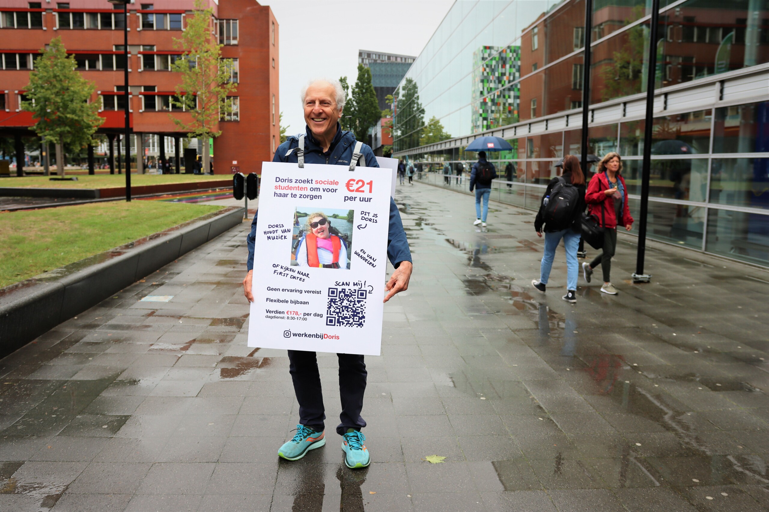 Met een bord in het USP: Hans zoekt studenten voor zijn dochter - Trajectum