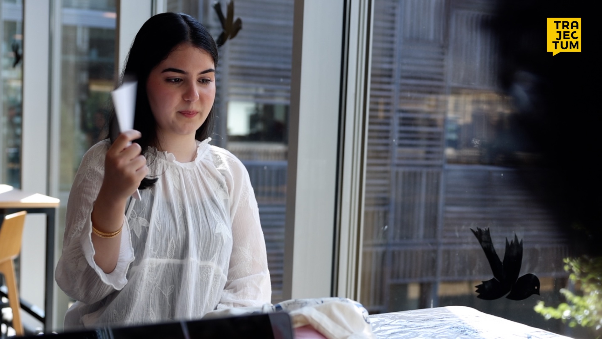 Hoe lukt het studenten om te leren voor tentamens in deze hitte ...