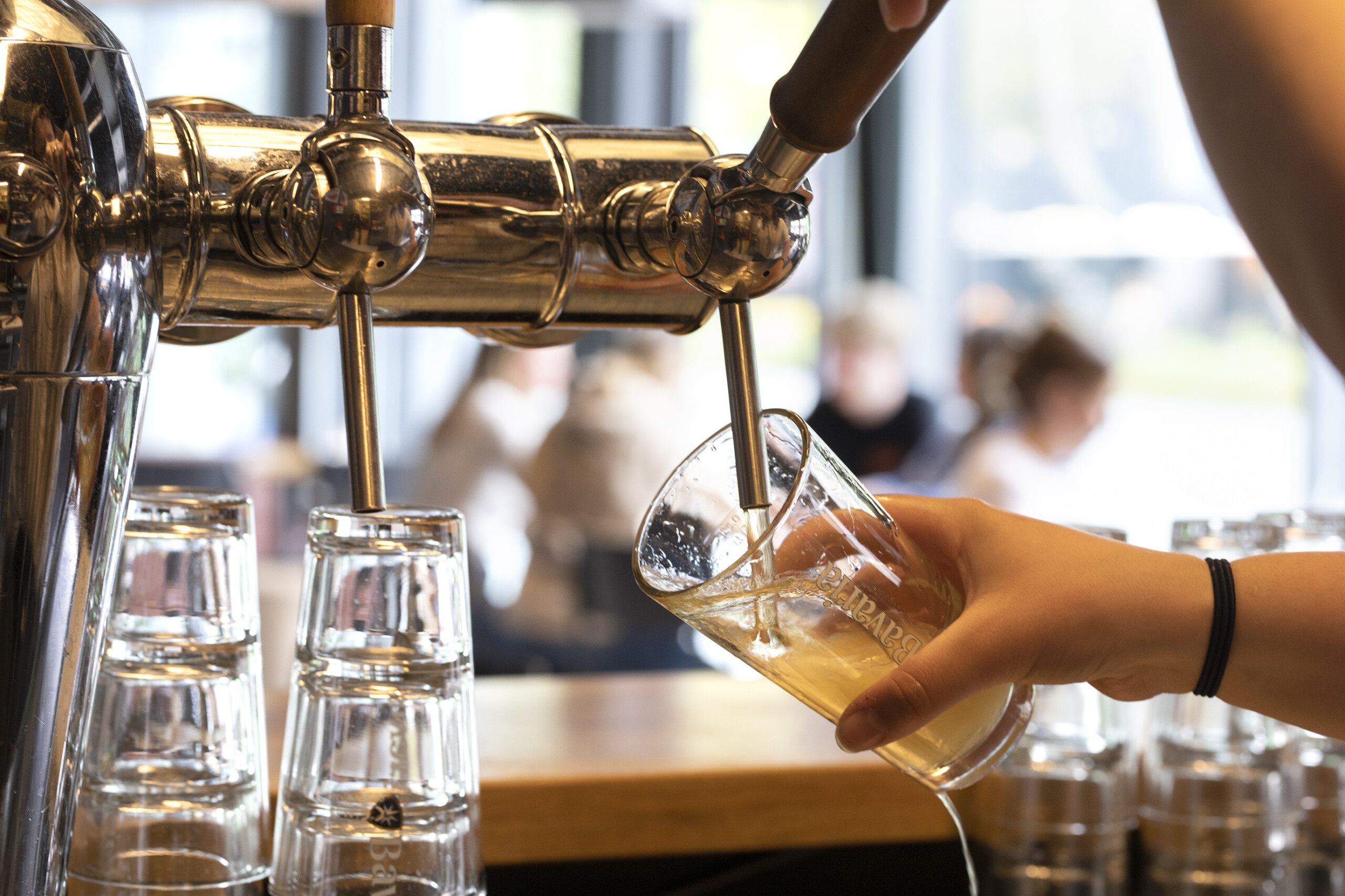 Biertje tijdens bardienst science cafés blijft - Trajectum
